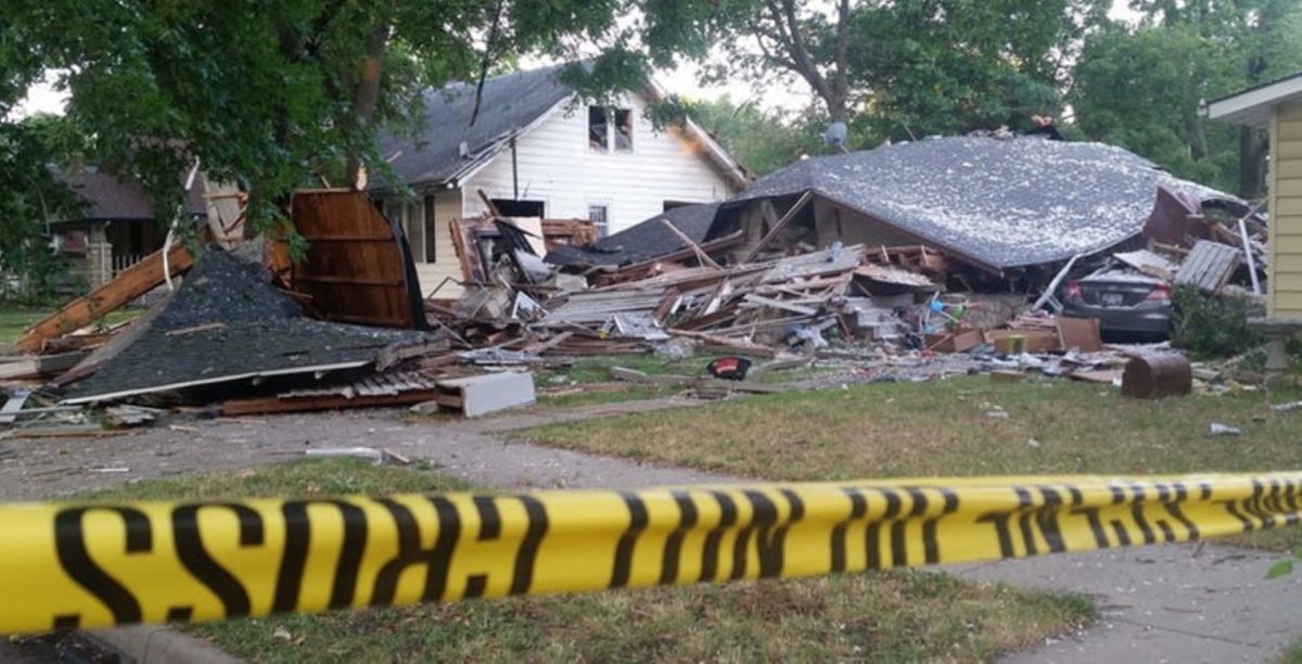 Tras una peligrosa explosión en una casa, encuentran 2 gatitos a los ...