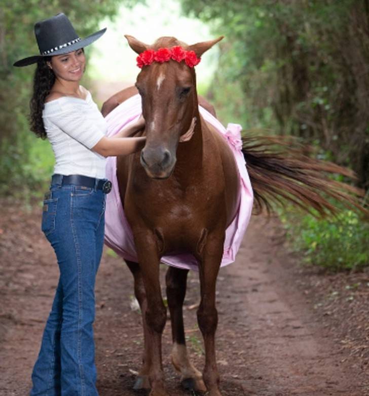 Su yegua está a punto de ser madre y lo celebra con una emotiva sesión ...